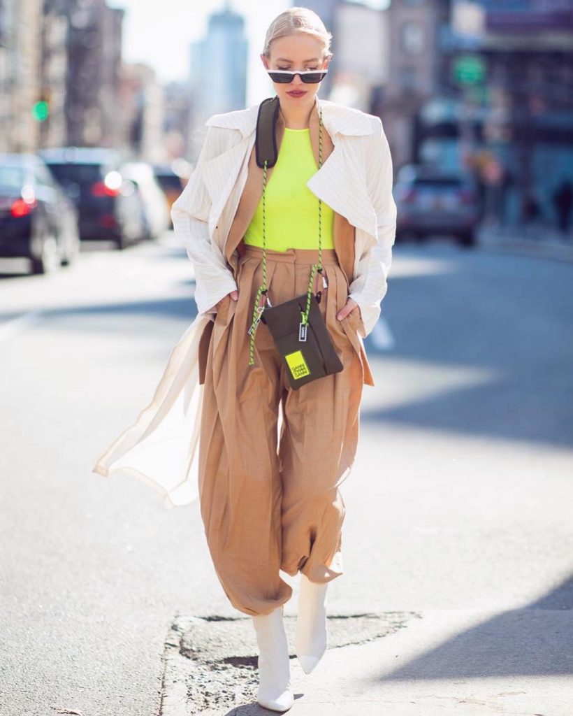 Cara Paling Chic Pakai Tren Warna Neon di 2019