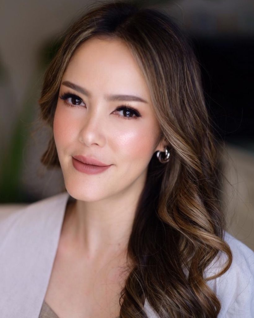 7 Gaya Rambut Side-Swept yang Glamor untuk Pesta