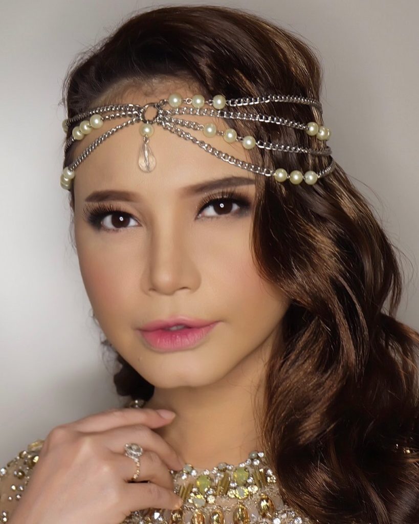 7 Gaya Rambut Side-Swept yang Glamor untuk Pesta