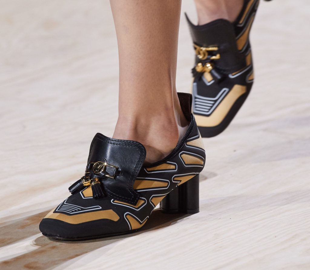 Tren Sepatu 2020: Heeled Loafers yang Chic dan Elegan