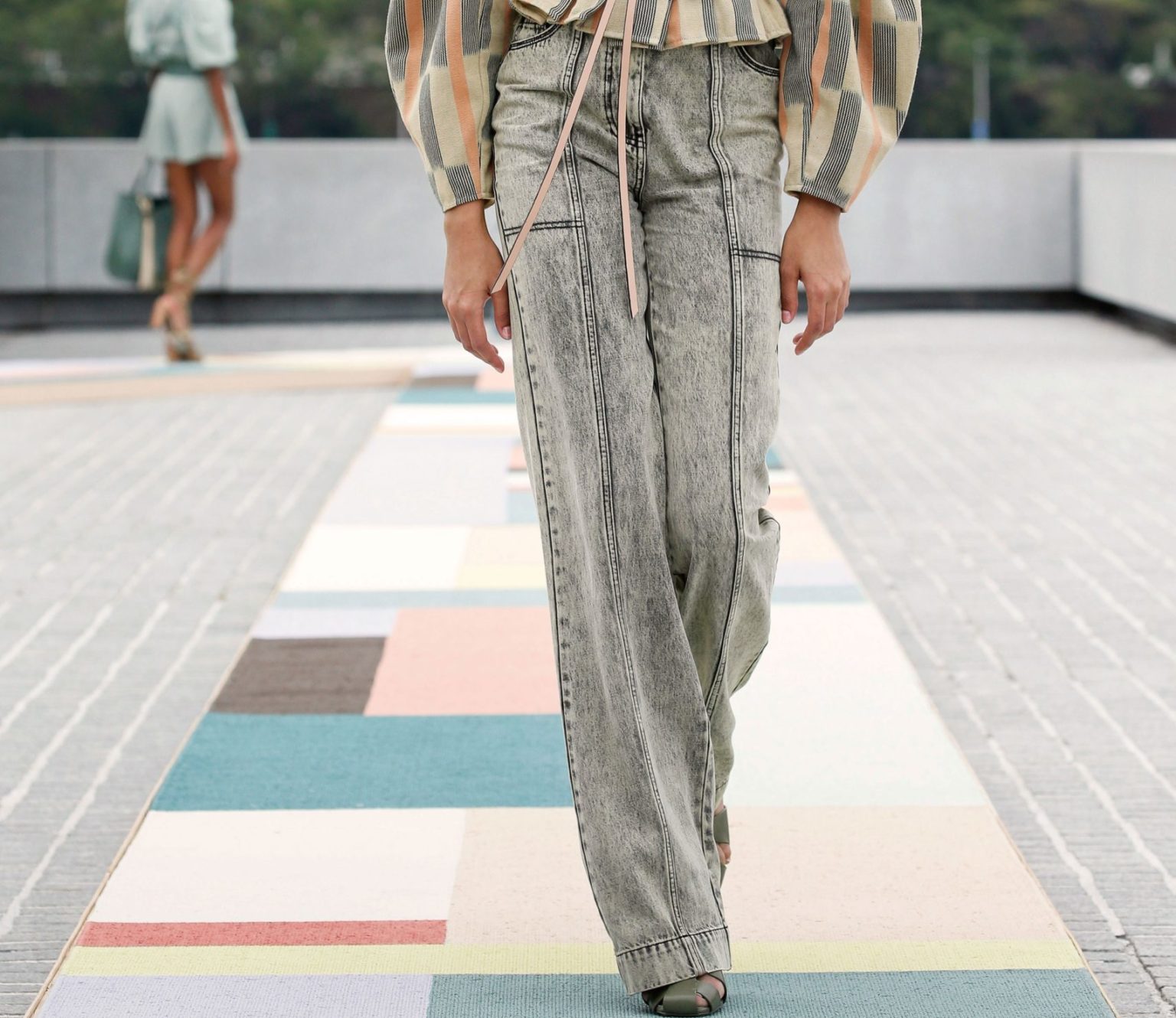 Trend Celana Jeans 2021, Denim Lebar dan Panjang Jadi Favorit