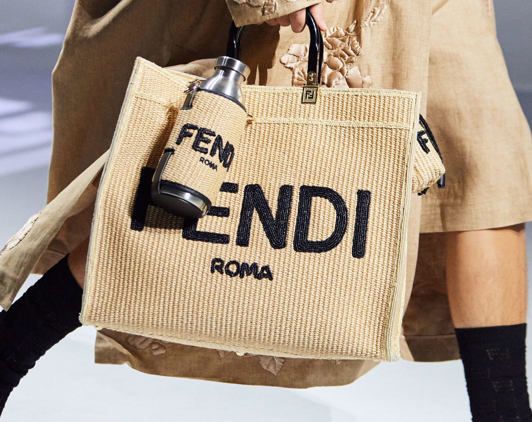 Trend Tas 2021: Tas Botol Minum Branded yang Fashion Forward