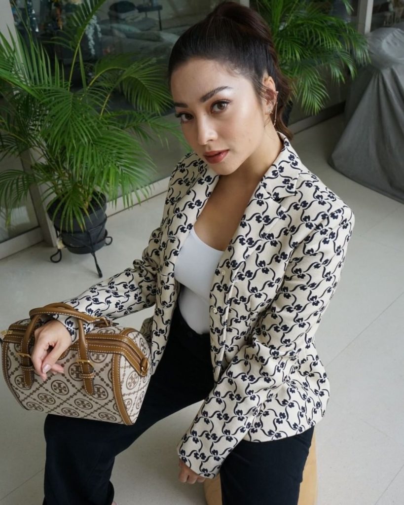 Style Guide: Cara Stylish Pakai Tas Motif Monogram