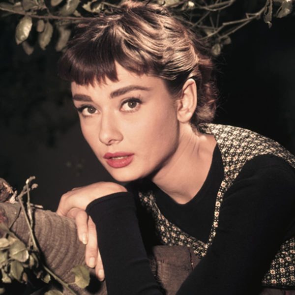 Model Poni Samping "Hepburn Bangs" Trend Rambut Viral TikTok