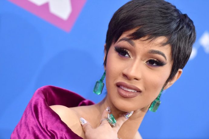 Model Poni Samping "Hepburn Bangs" Trend Rambut Viral TikTok