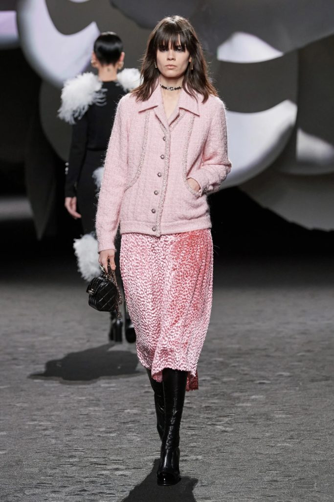 Chanel Fall Winter 2023 Bawa Kekuatan Bunga Camellia