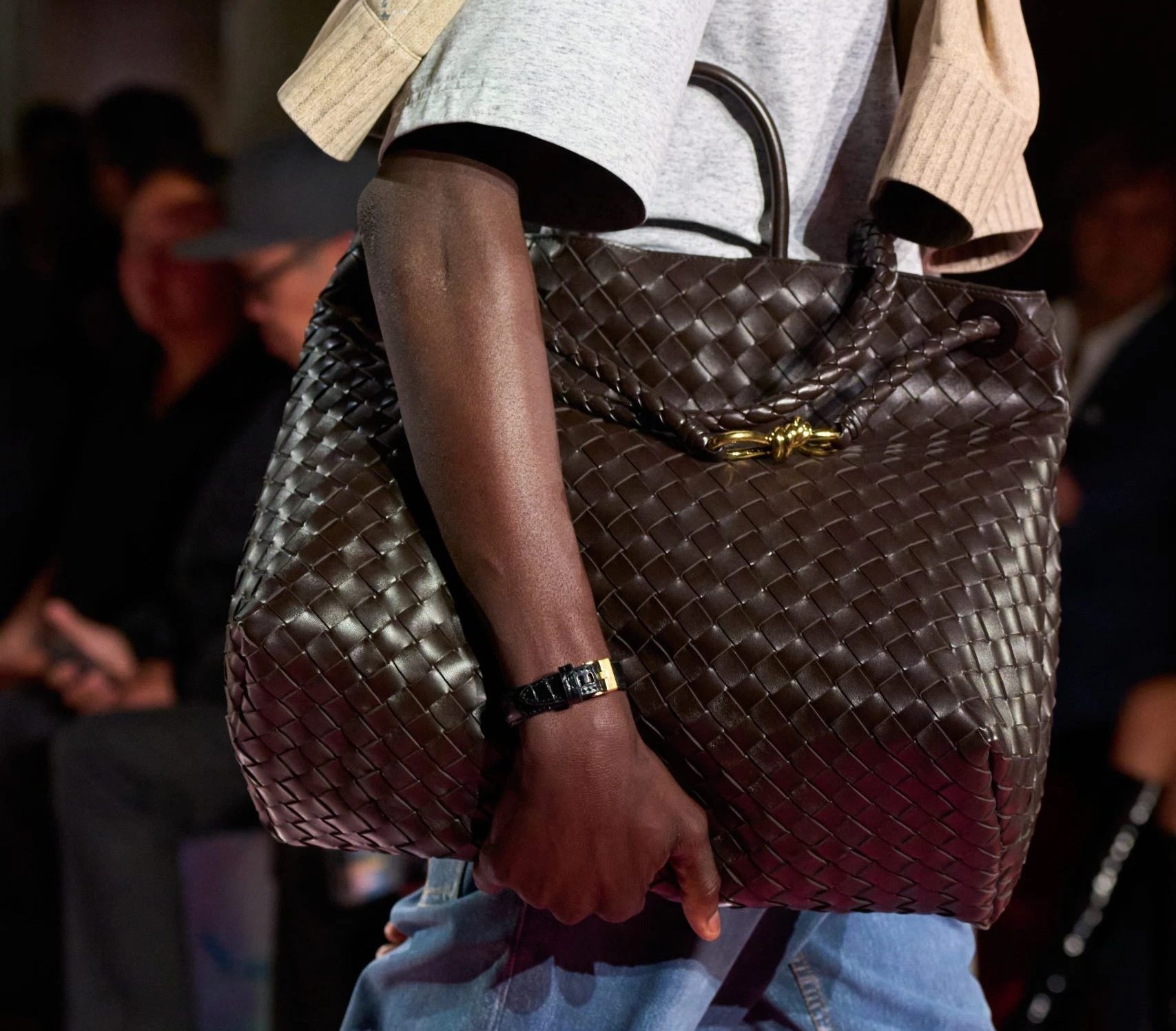 Andiamo Bag Bottega Veneta, Tas Andalan RM BTS dan Selebriti Pria