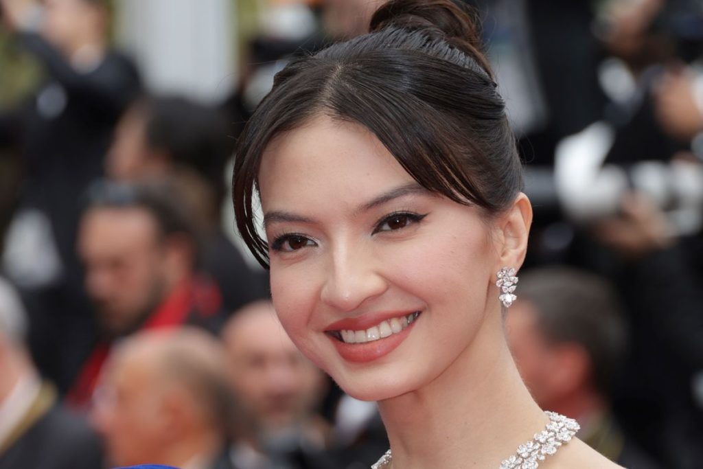 Biru Gelap Jadi Tema Gaya Glamor Raline Shah di Cannes Film Festival 2023