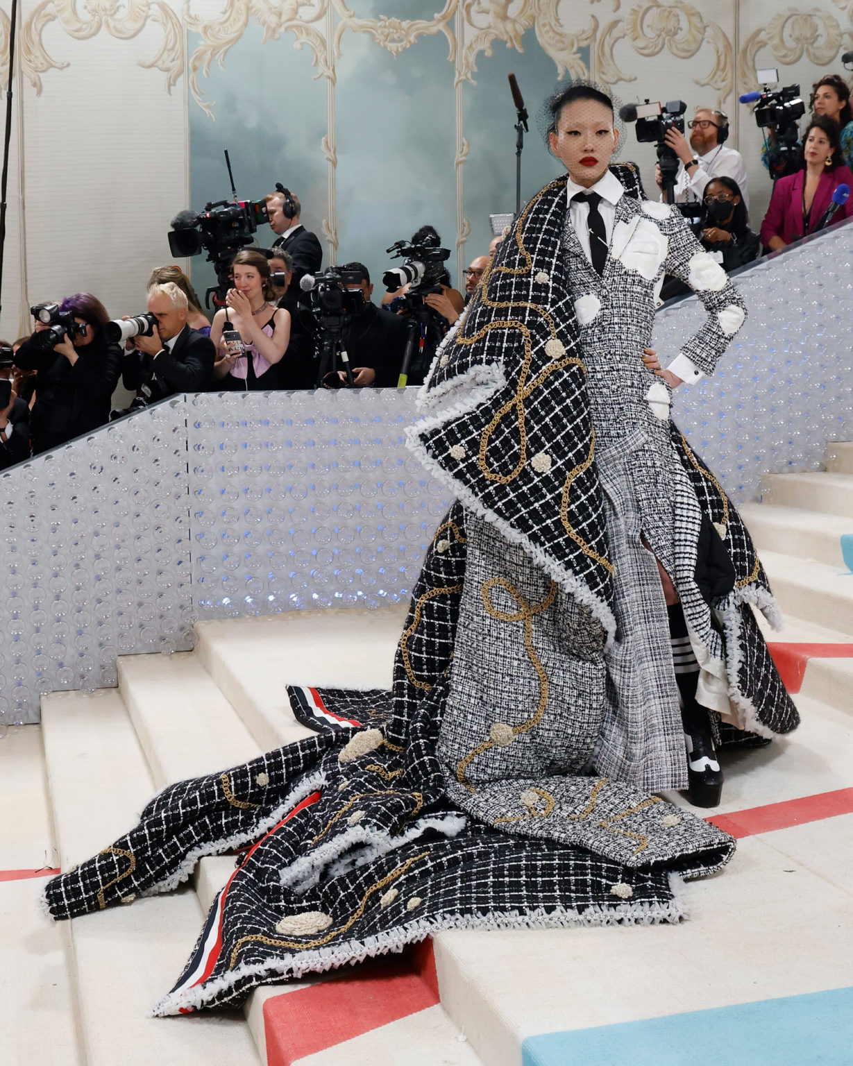 12 Gaya Selebriti dengan Gaun Met Gala 2023 Penuh Bunga Camellia