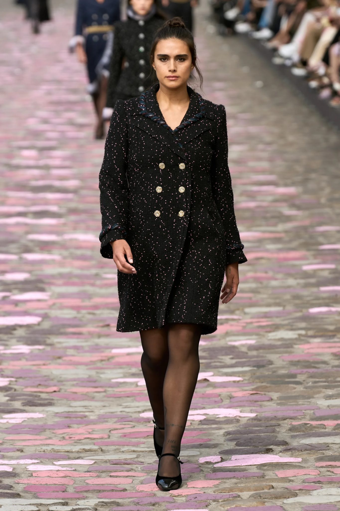 Chanel Haute Couture Fall Winter 2023: Gaya Effortless Wanita Prancis